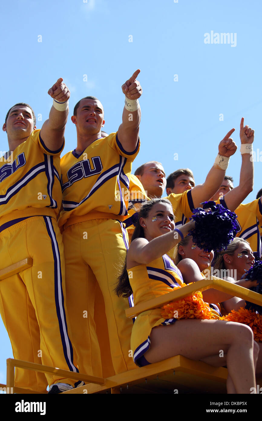 The LSU Tigers cheerleaders parade around the field before the Div. 1 ...