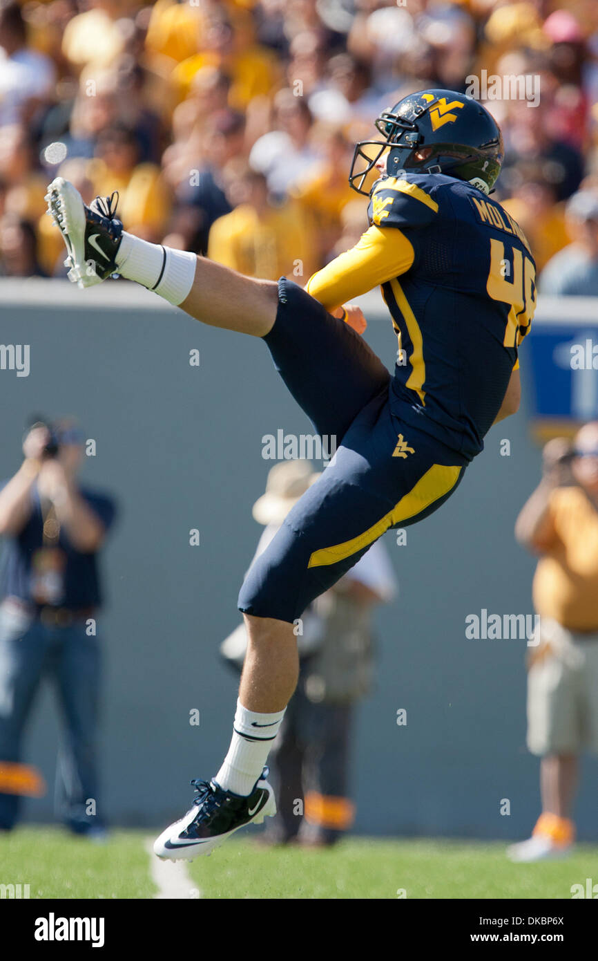College football punter hi-res stock photography and images - Alamy