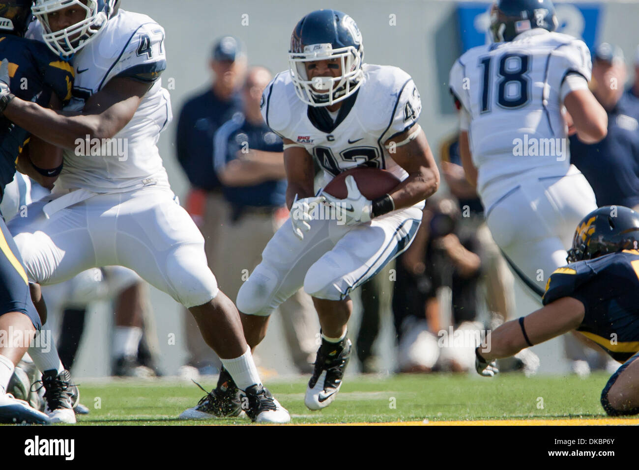 Connecticut huskies football hi-res stock photography and images - Alamy