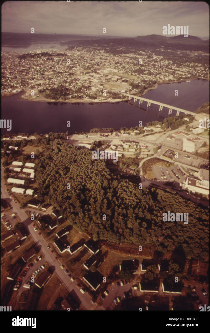 AERIAL VIEW LOOKING SOUTHWEST SHOWING THE WARREN AVENUE BRIDGE ...