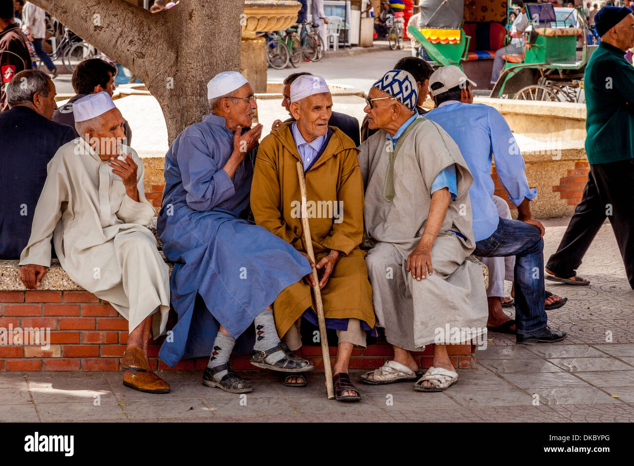 Group elderly men sit chatting hi-res stock photography and images - Alamy