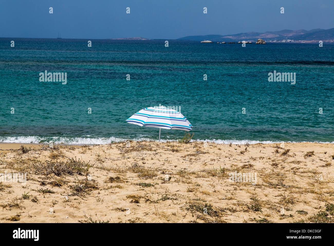 Single beach parasol hi-res stock photography and images - Alamy