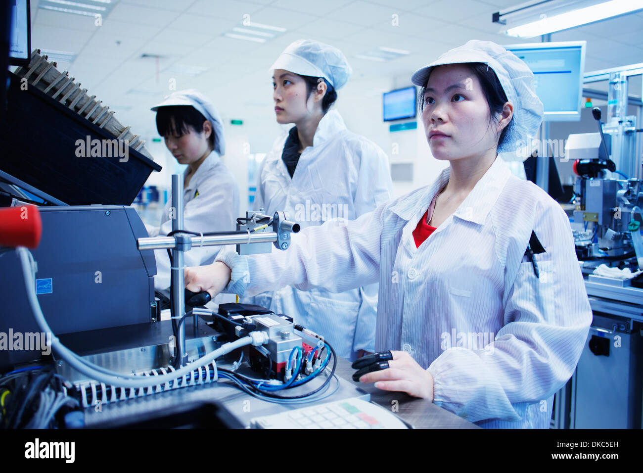 China chinese female factory workers hi-res stock photography and images - Alamy