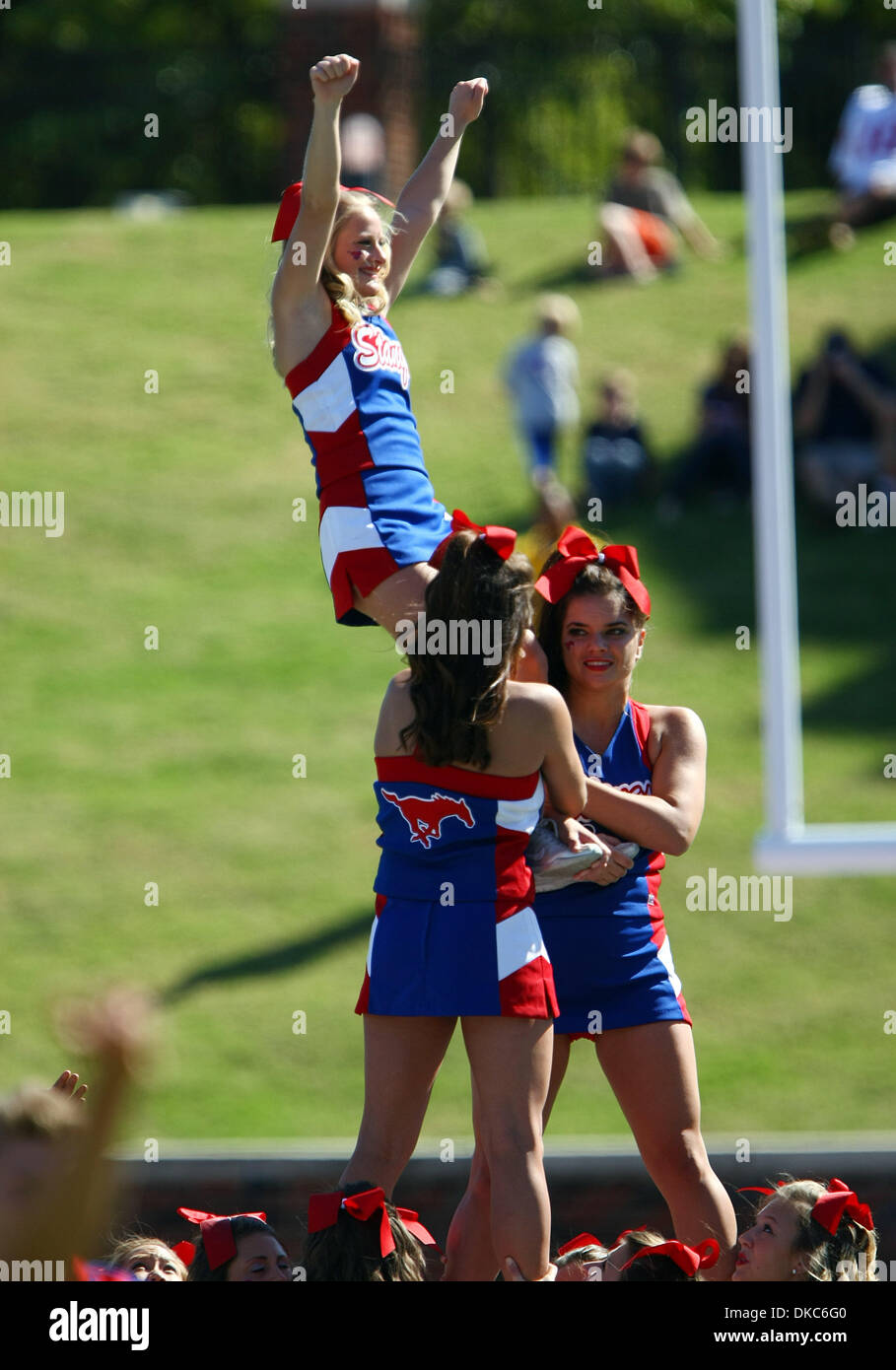 Ucf knights cheerleaders hi-res stock photography and images - Alamy