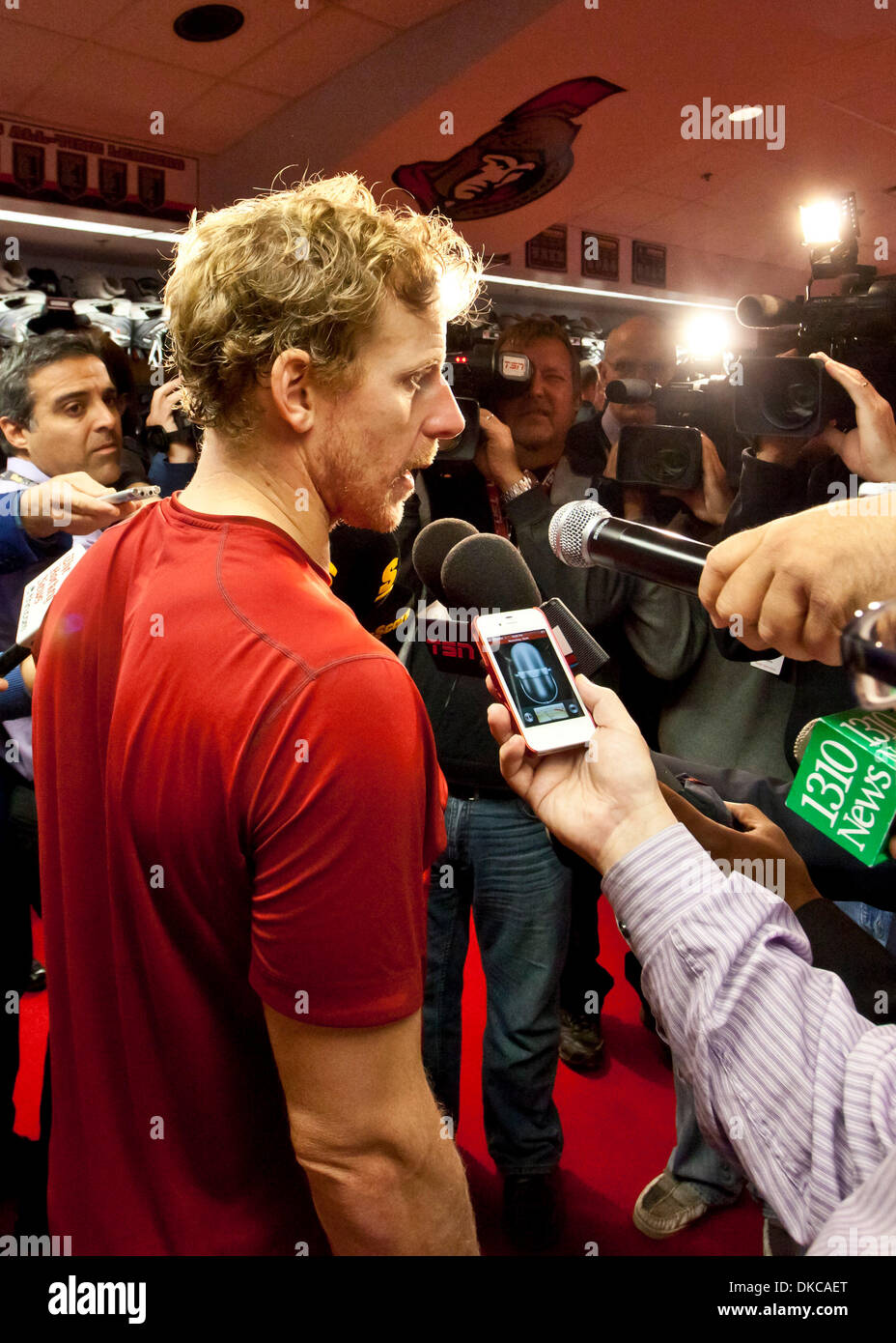 Media scrum in canada hi-res stock photography and images - Alamy