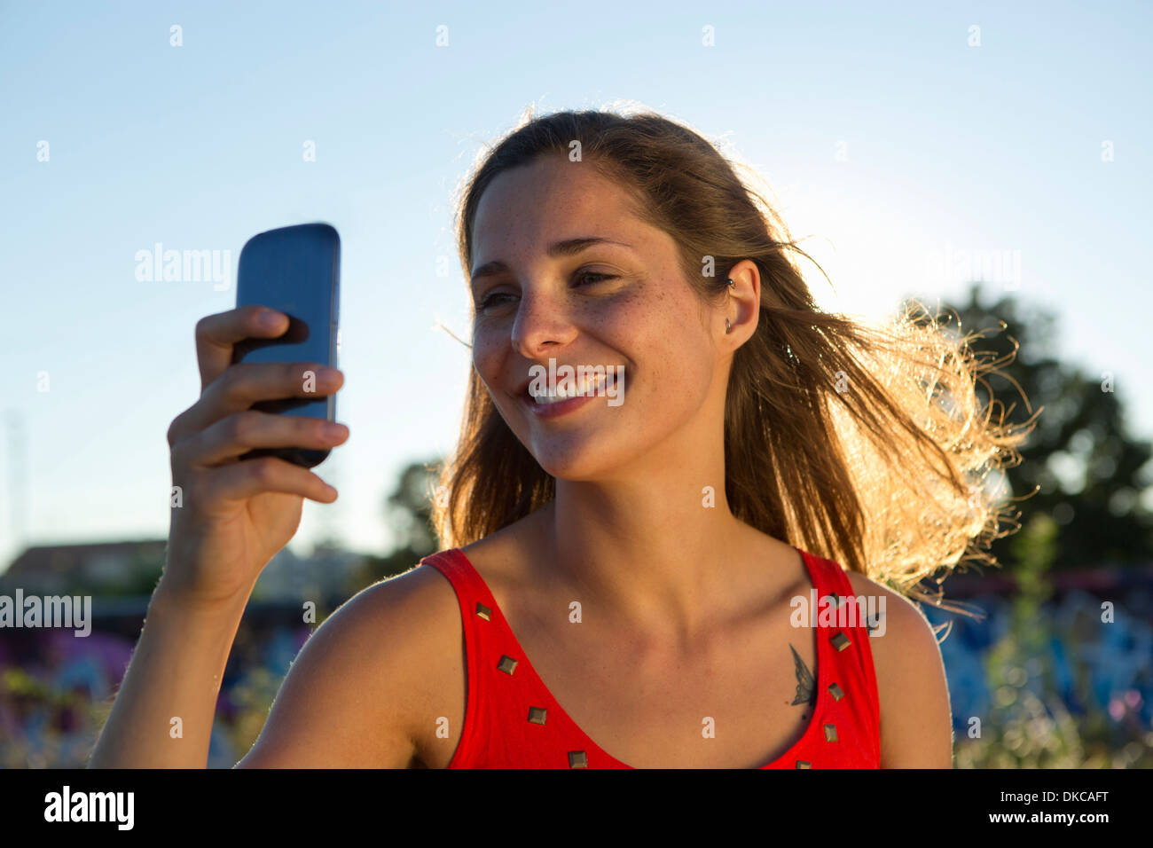 Young woman taking self portrait on mobile Stock Photo - Alamy