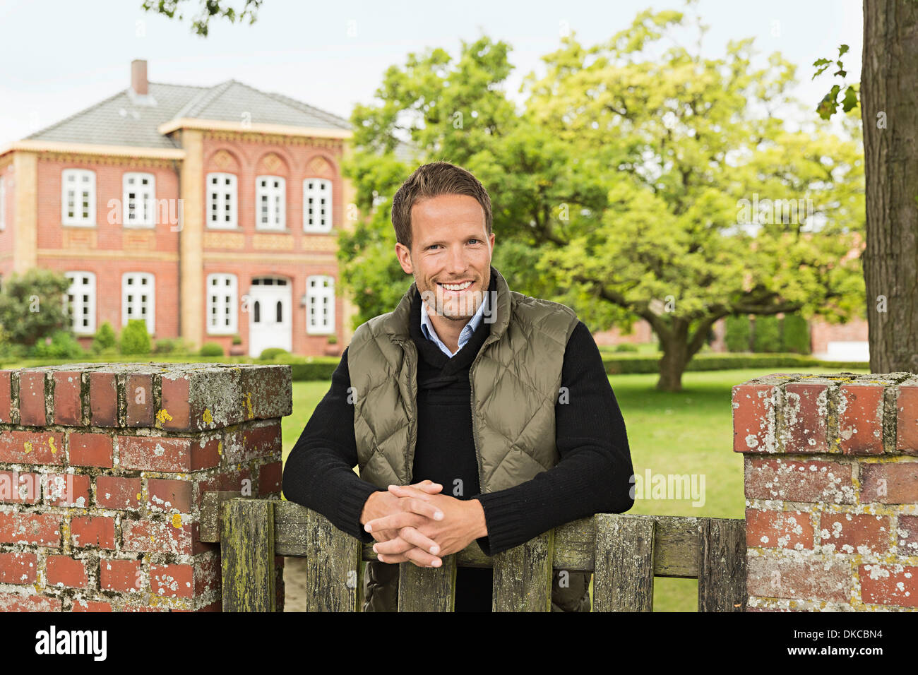 Man leaning gate hi-res stock photography and images - Alamy