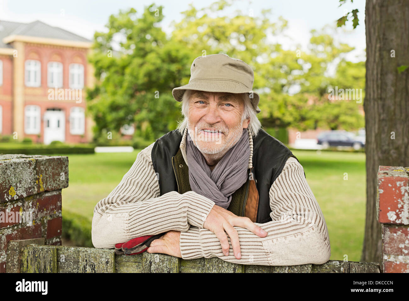 Senior man wearing hat hi-res stock photography and images - Alamy