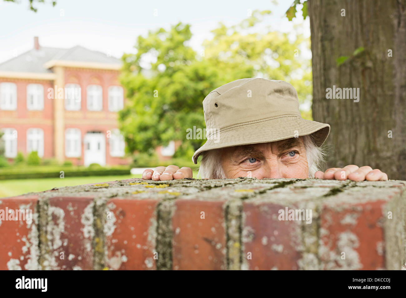 Man peering over wall hi-res stock photography and images - Alamy