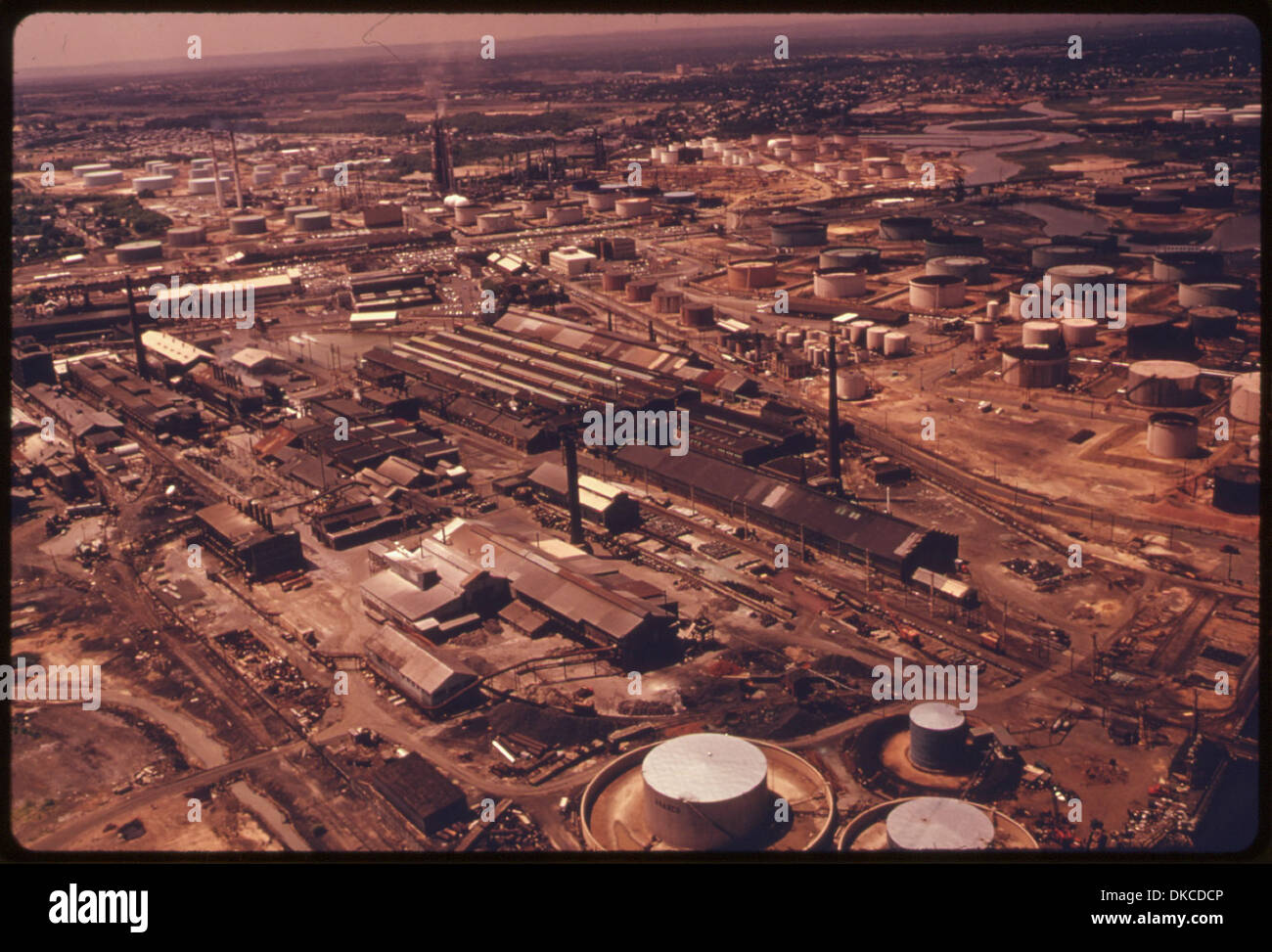 INDUSTRIAL COMPLEX ALONG THE ARTHUR KILL RIVER IN NEW JERSEY IN THE NEW ...