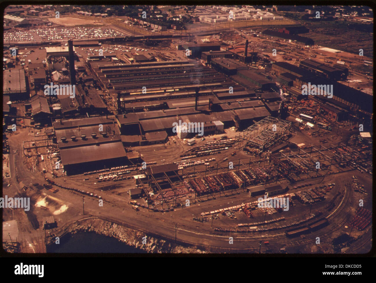This photograph depicts an industrial complex on the Arthur Kill River ...