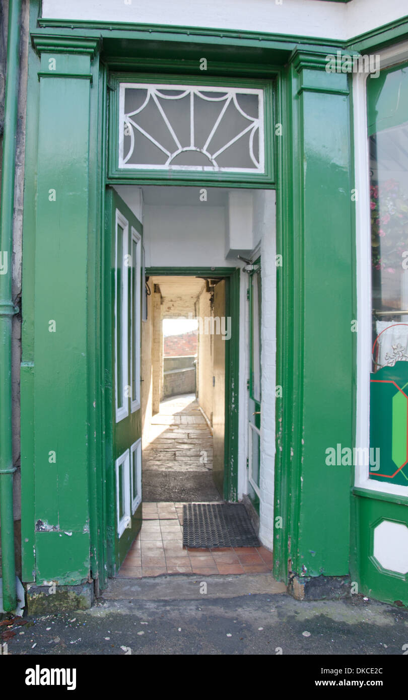 Alleyway uk hi-res stock photography and images - Alamy