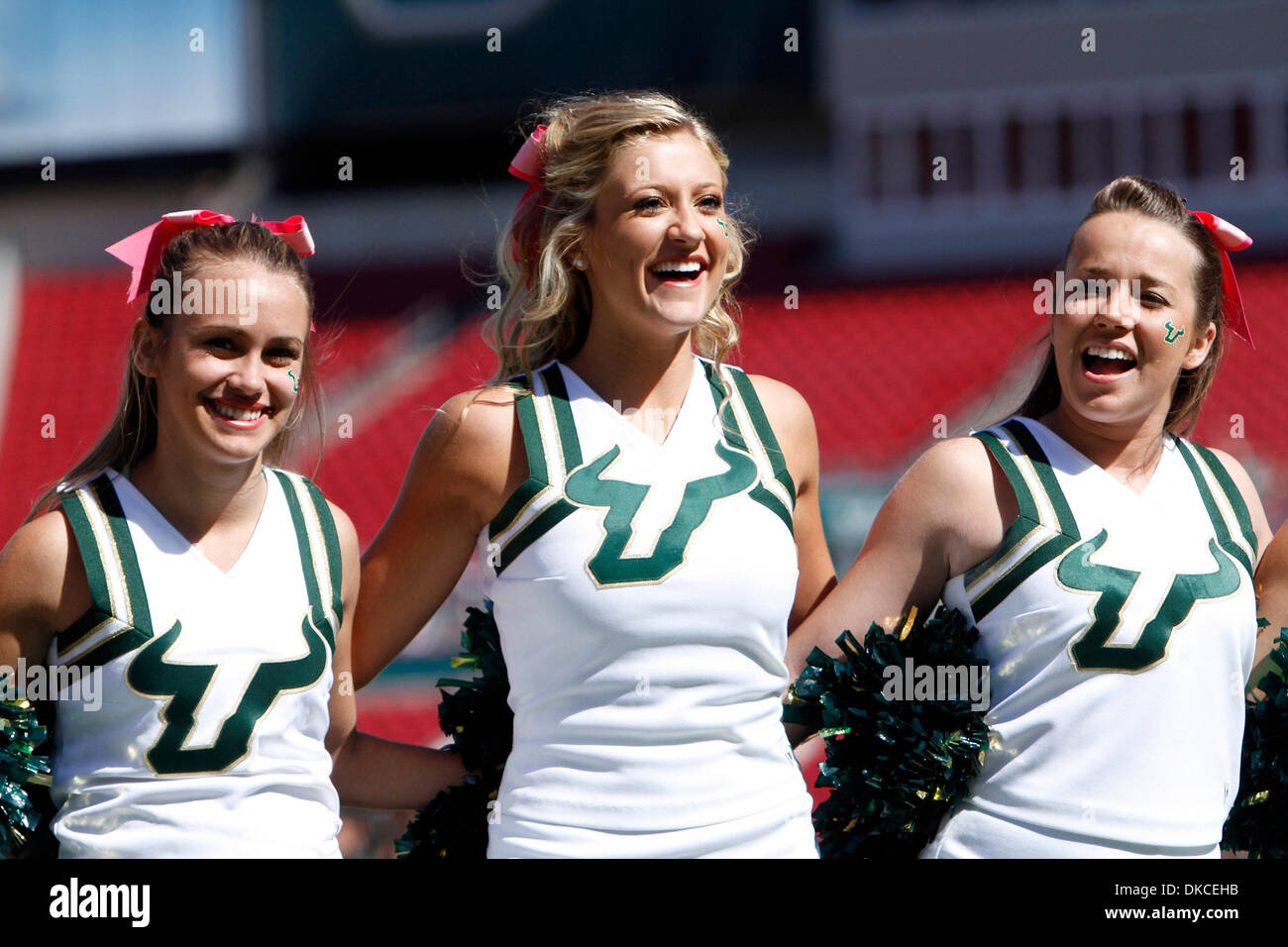 University of cincinnati cheerleaders hi-res stock photography and ...
