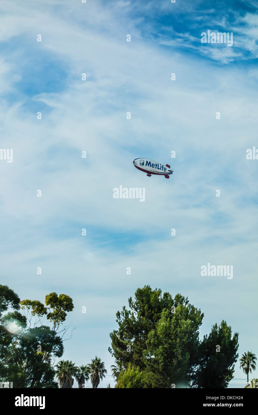 Met life blimp hi-res stock photography and images - Alamy