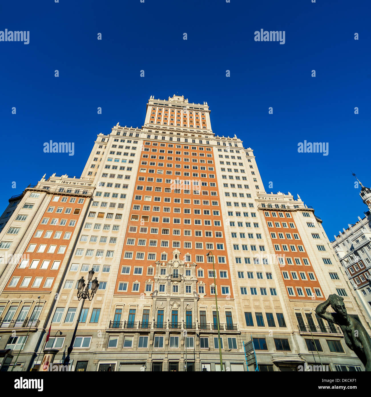 Fmous fountain and skyscraper in madrid hi-res stock photography and ...
