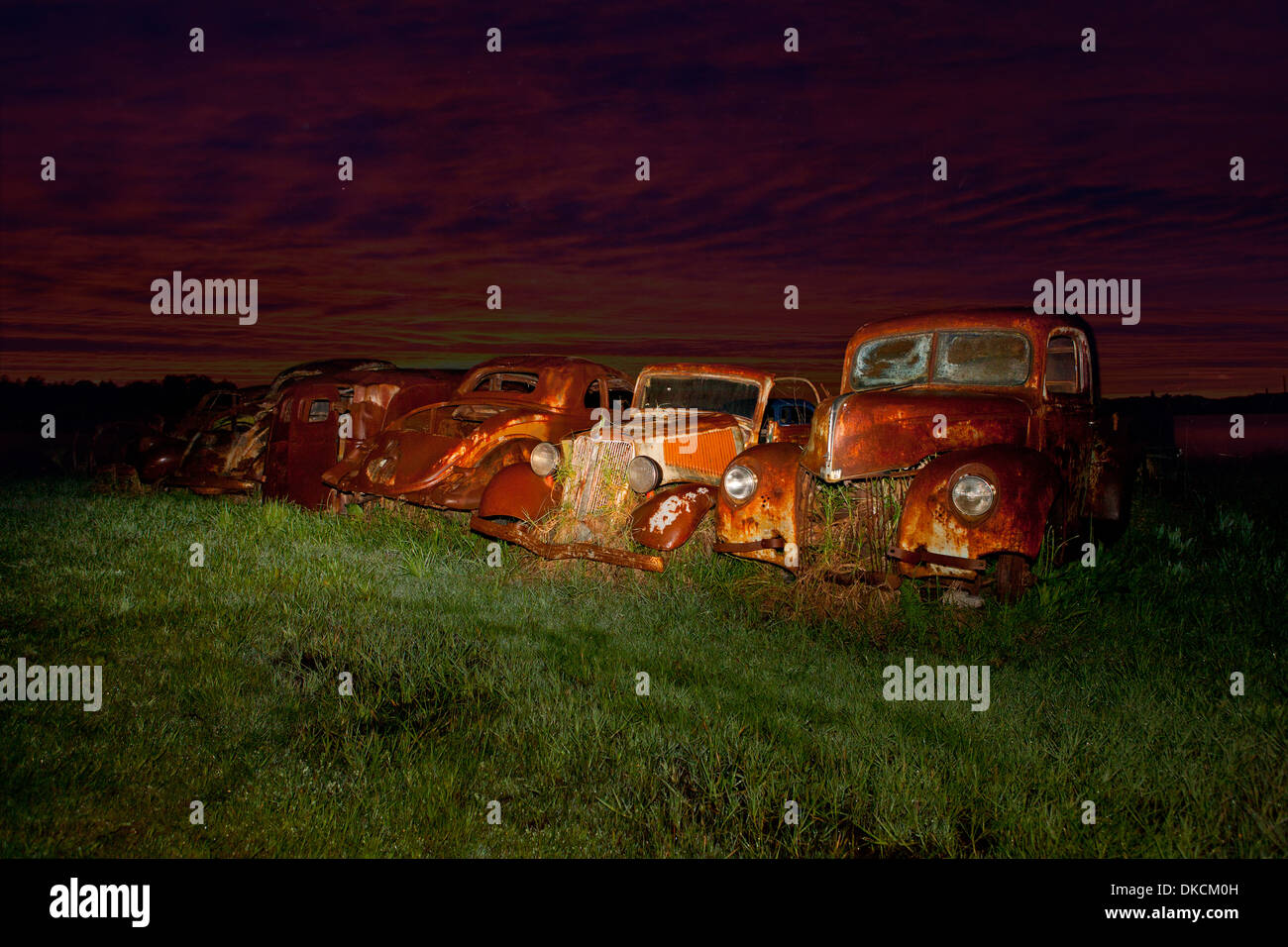 Vintage cars abandoned in scrap hi-res stock photography and images - Alamy