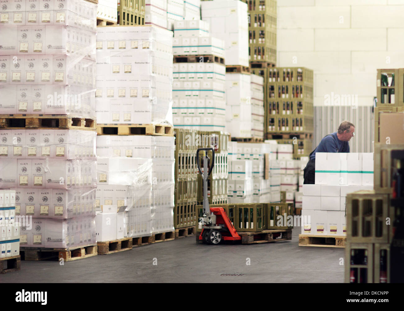 Warehouse worker moving pallet jack hi-res stock photography and images ...