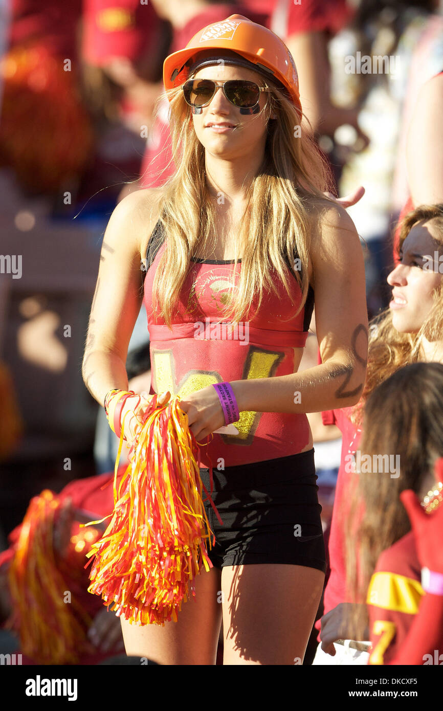 Los angeles memorial coliseum usc fans hi-res stock photography and ...