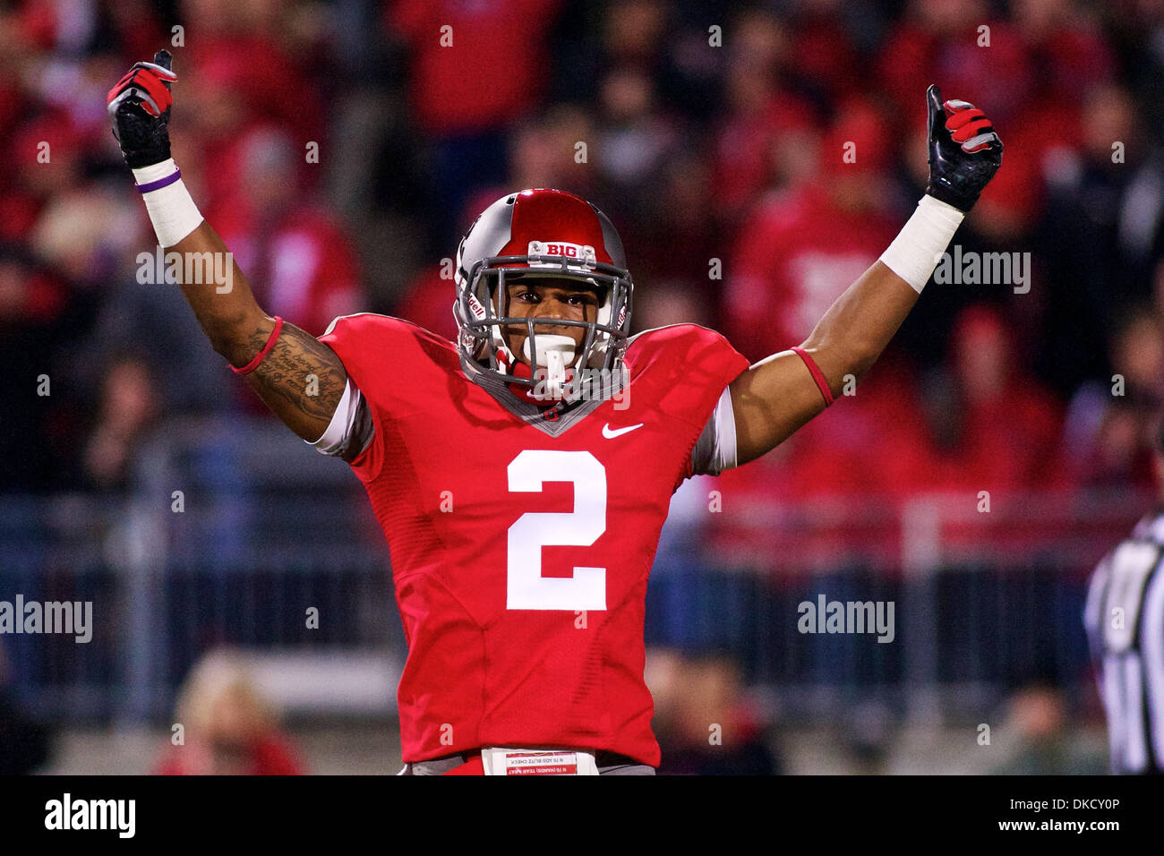 Ohio state stadium crowd buckeyes hi-res stock photography and images ...