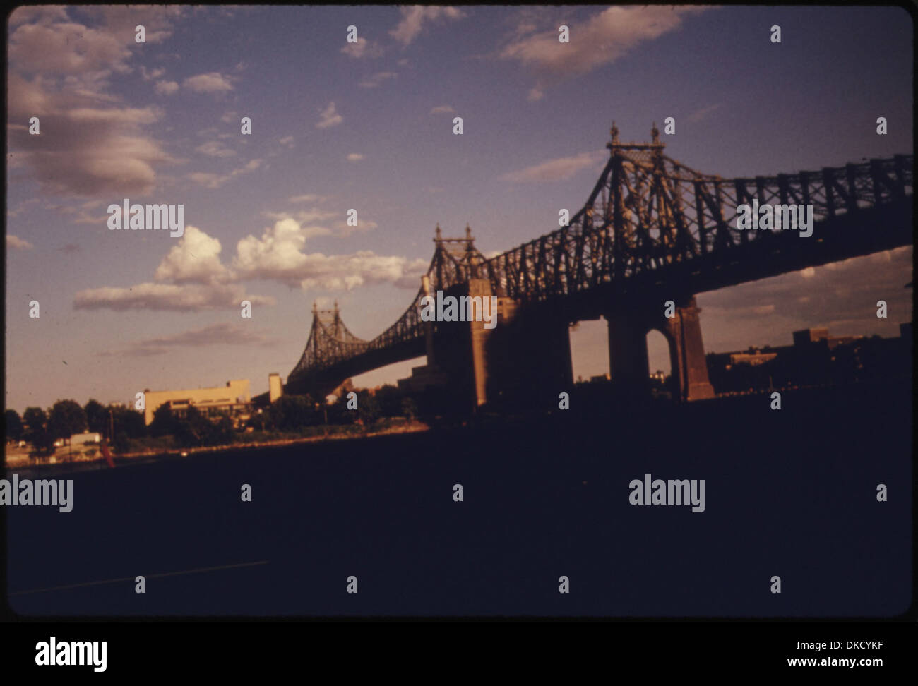 THIS IS THE 59TH STREET BRIDGE SEEN FROM THE EAST SIDE DRIVE MANHATTAN ...
