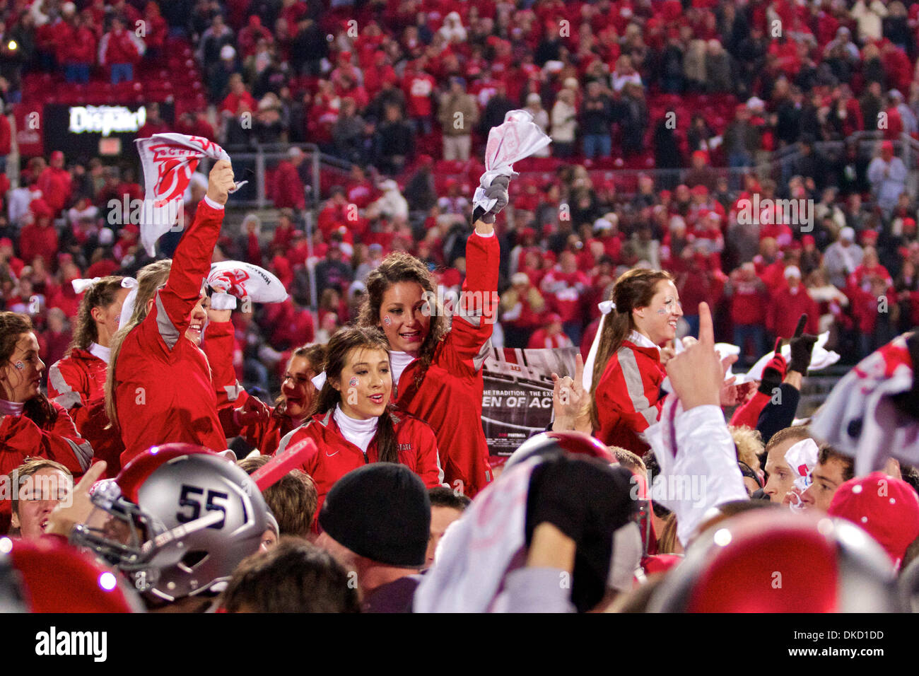 Ohio state buckeyes cheerleaders hi-res stock photography and images ...