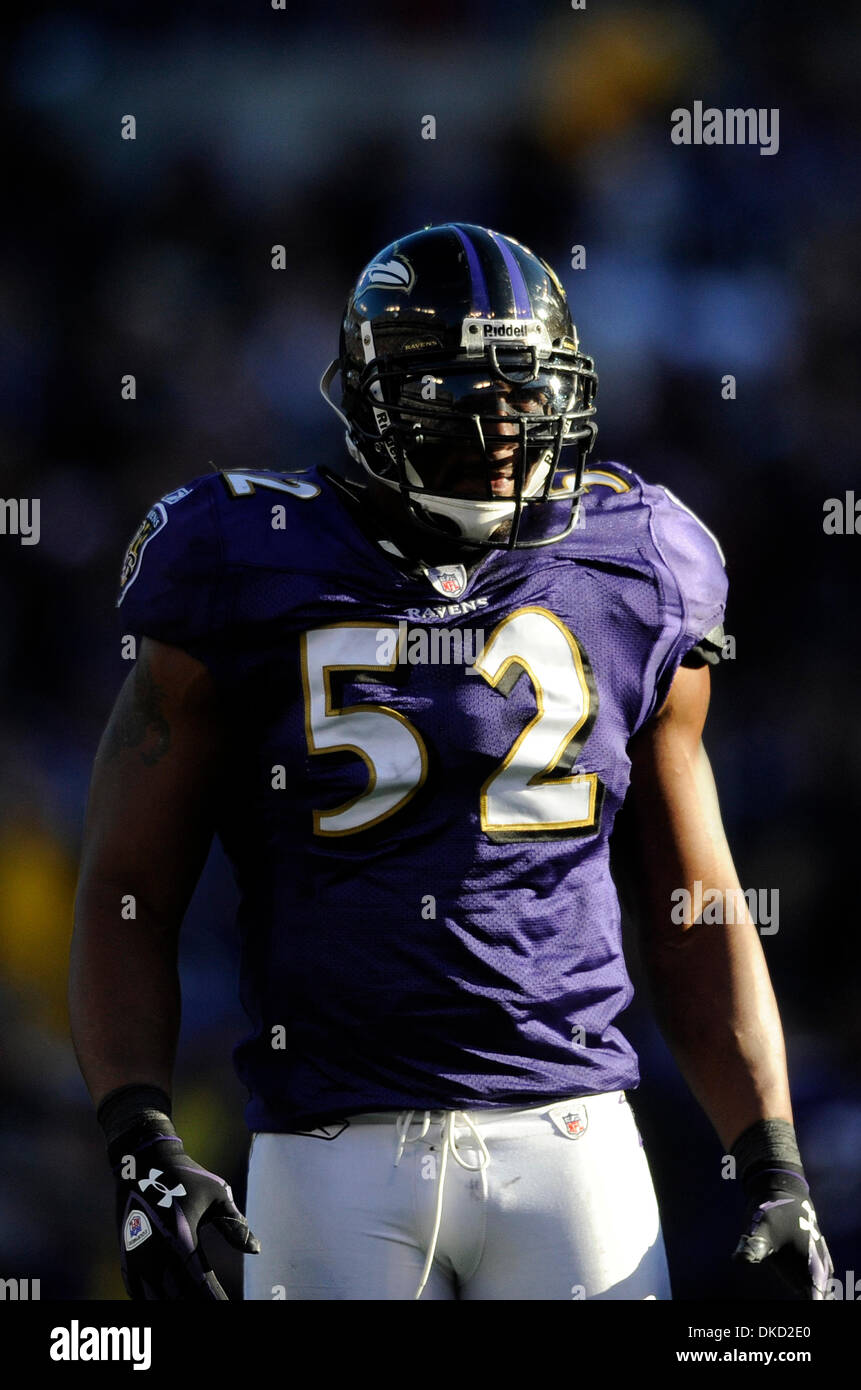 Baltimore ravens ray lewis 52 hi-res stock photography and images - Alamy