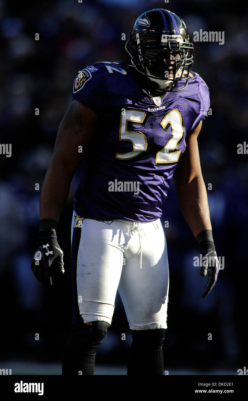 Baltimore ravens ray lewis 52 hi-res stock photography and images - Alamy
