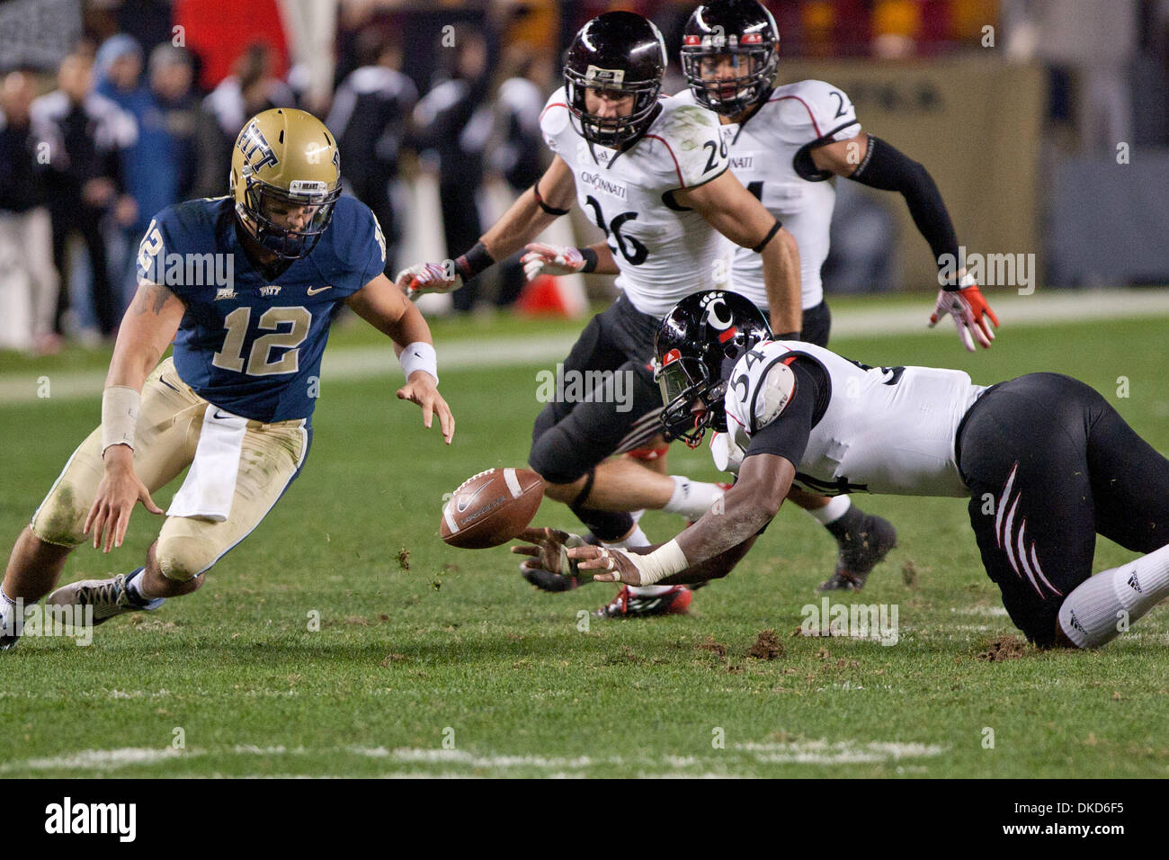 Football quarterback scramble hi-res stock photography and images - Alamy