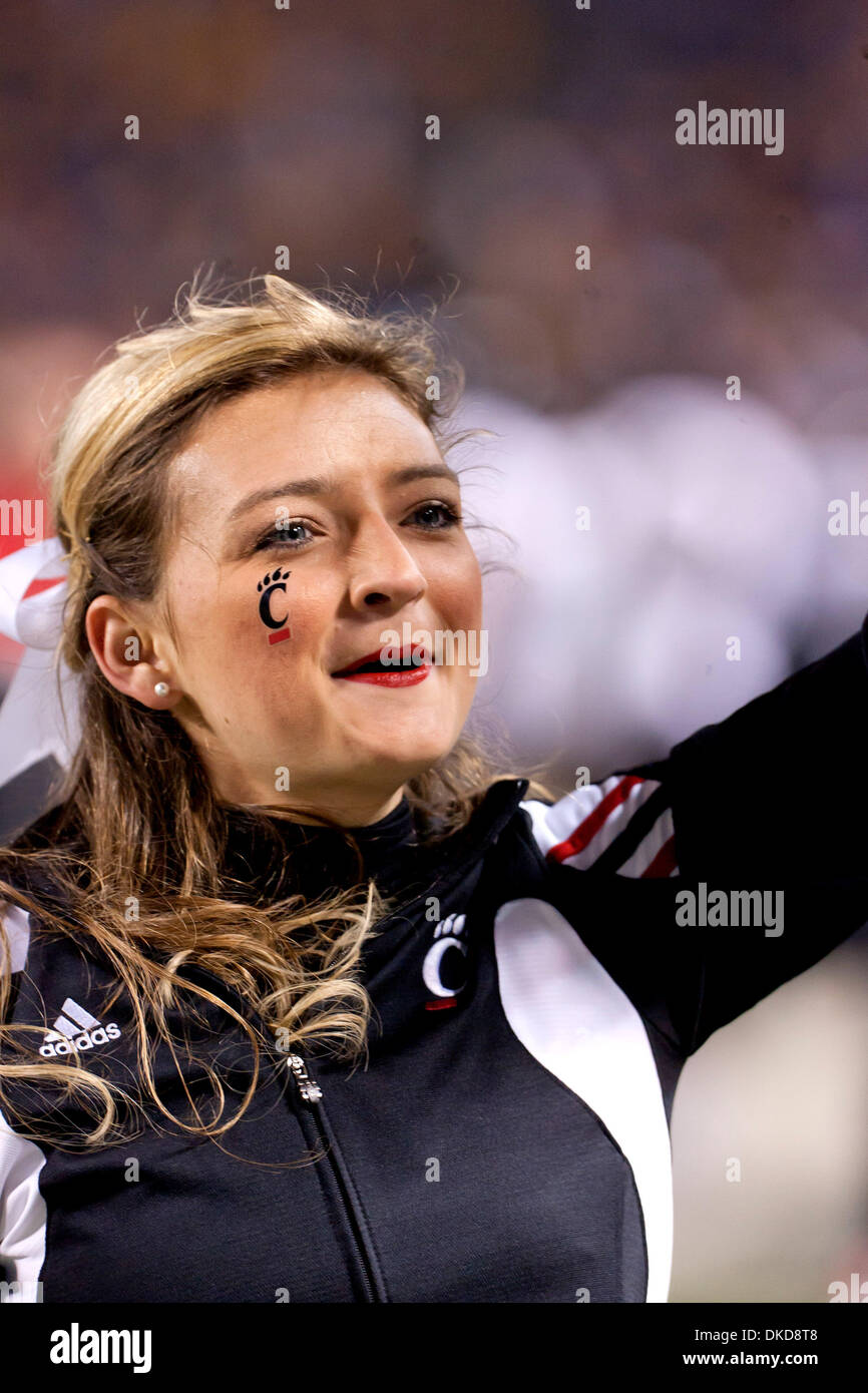 Cincinnati bearcats cheerleader hi-res stock photography and images - Alamy