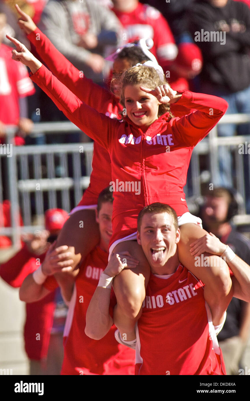 Ohio state buckeyes cheerleaders hi-res stock photography and images ...