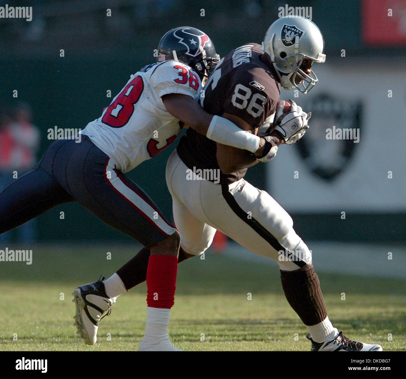 Dec 03, 2006; Oakland, CA, USA; Oakland Raiders tight end RANDAL ...