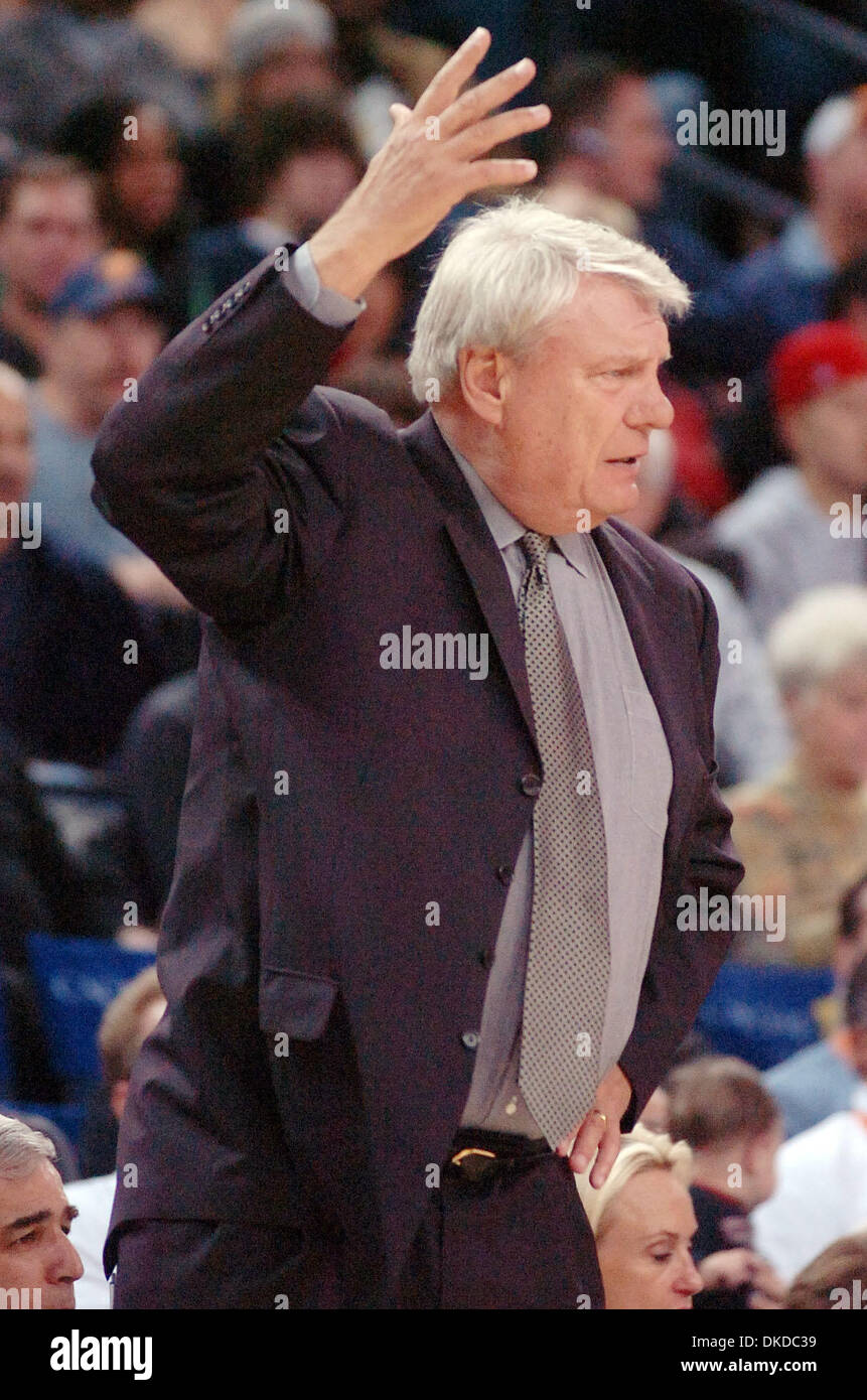 Dec 14, 2006; Oakland, CA, USA; Warriors head coach Don Nelson gestures ...