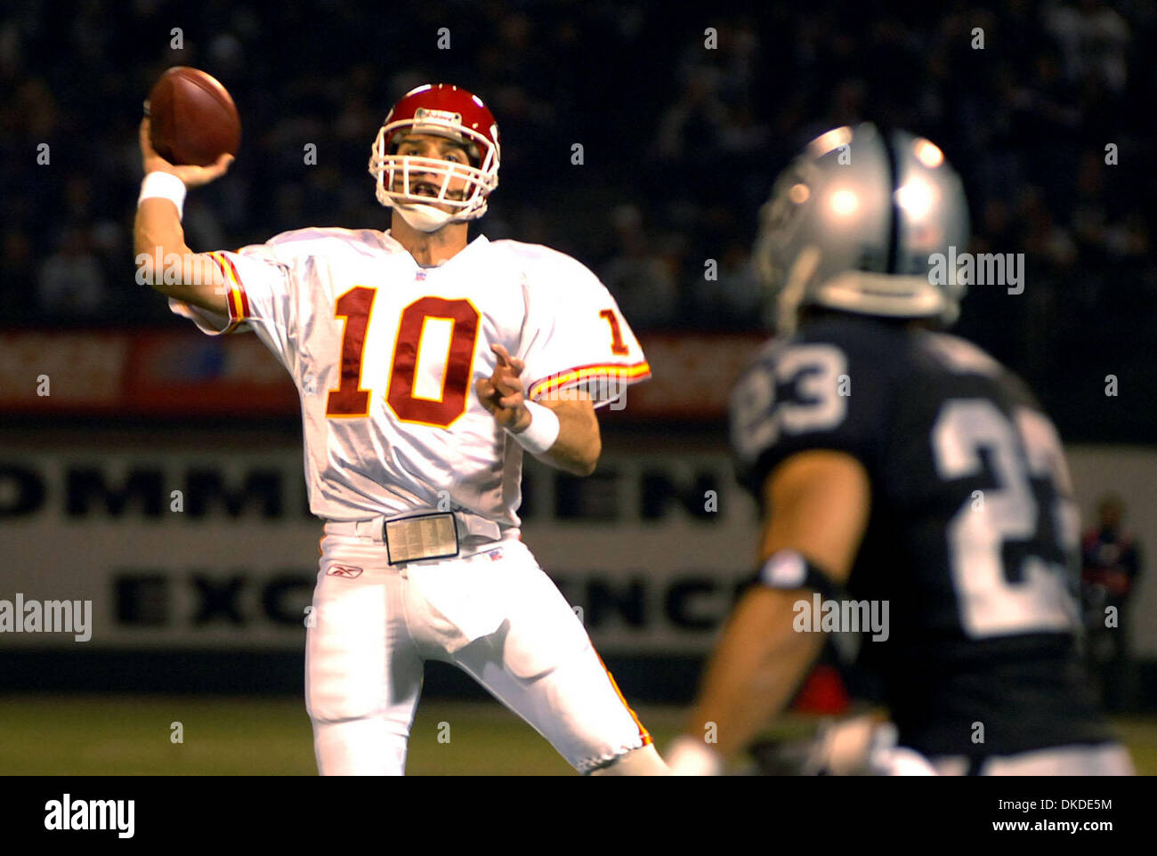 Dec 23, 2006; Oakland, CA, USA; Kansas City qb TRENT GREEN (#10) fires ...