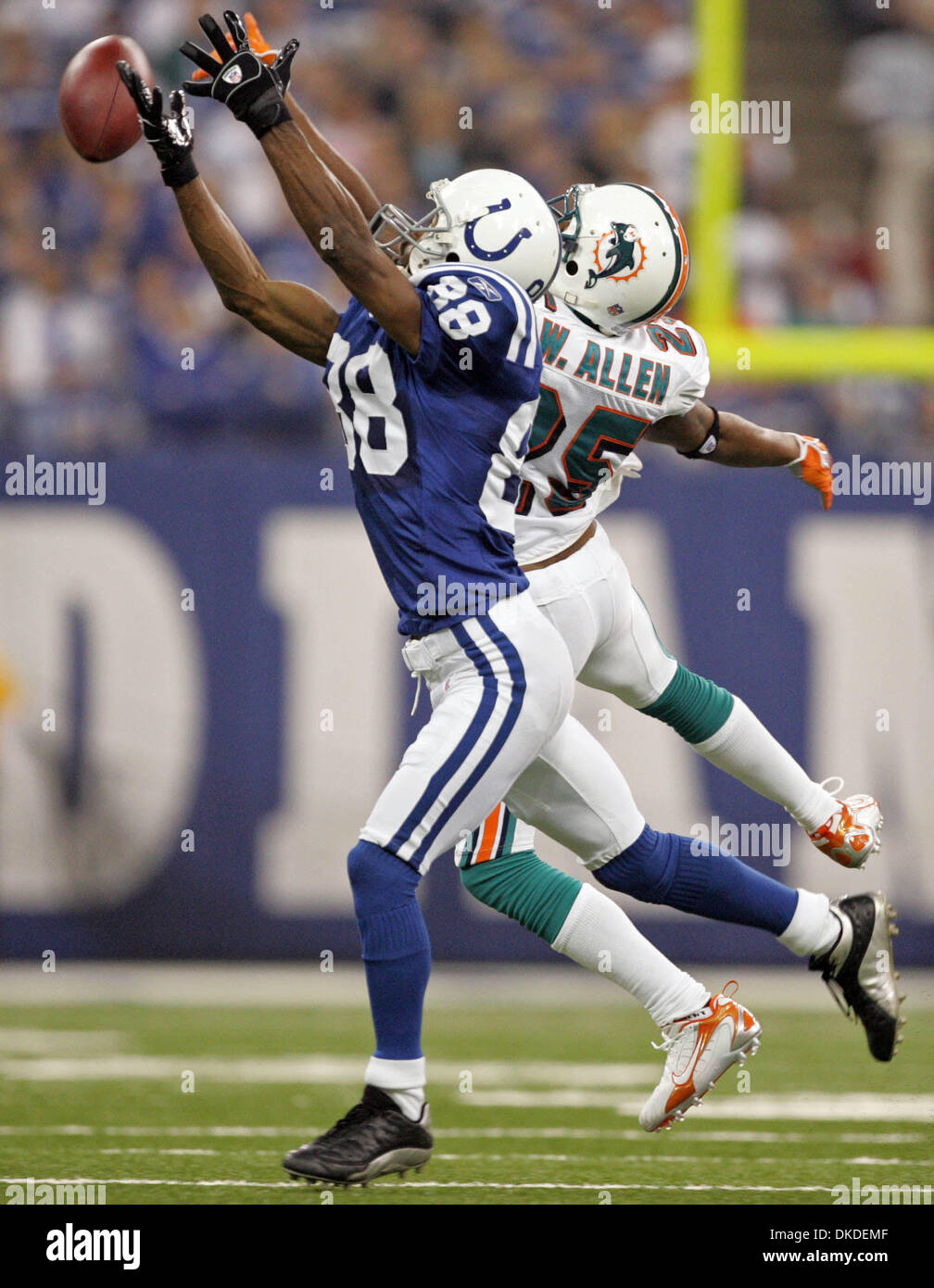 Nfl bats hi-res stock photography and images - Alamy