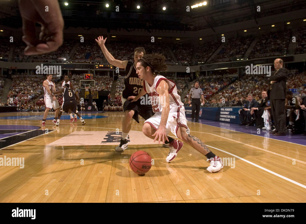 Washington state cougars mens basketball hi-res stock photography and ...