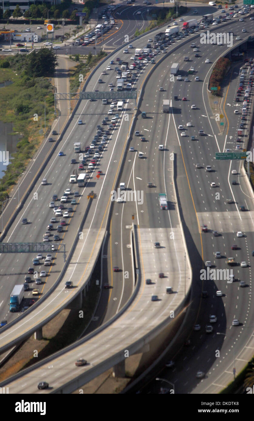 Apr 30, 2007 - Oakland, CA, USA - Evening traffic goes through the ...