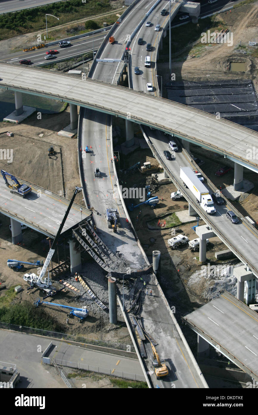 Apr 30, 2007 - Oakland, CA, USA - Evening traffic goes through the ...