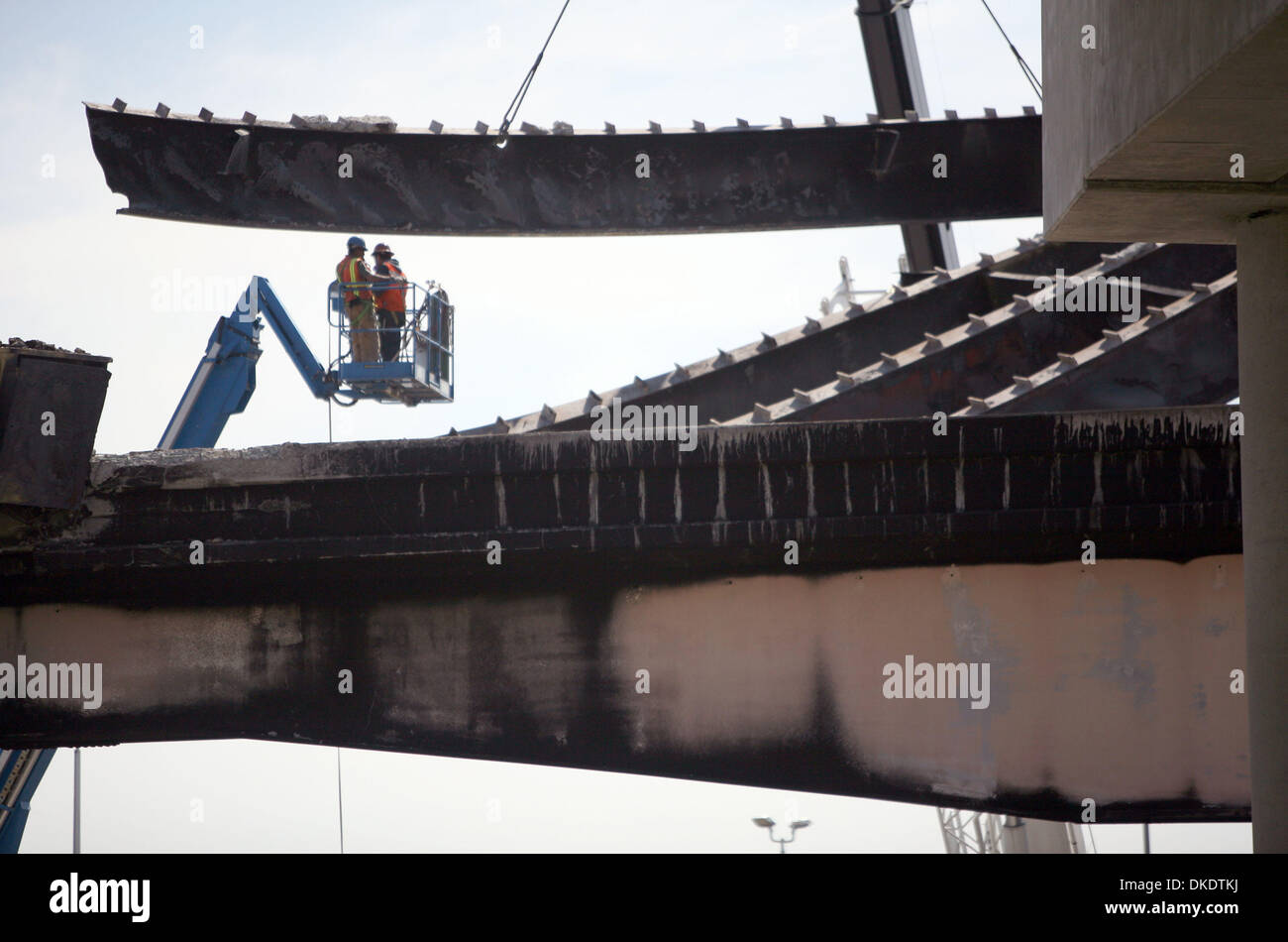 Apr 30, 2007 - Oakland, CA, USA - The CalTrans construction crew clear ...