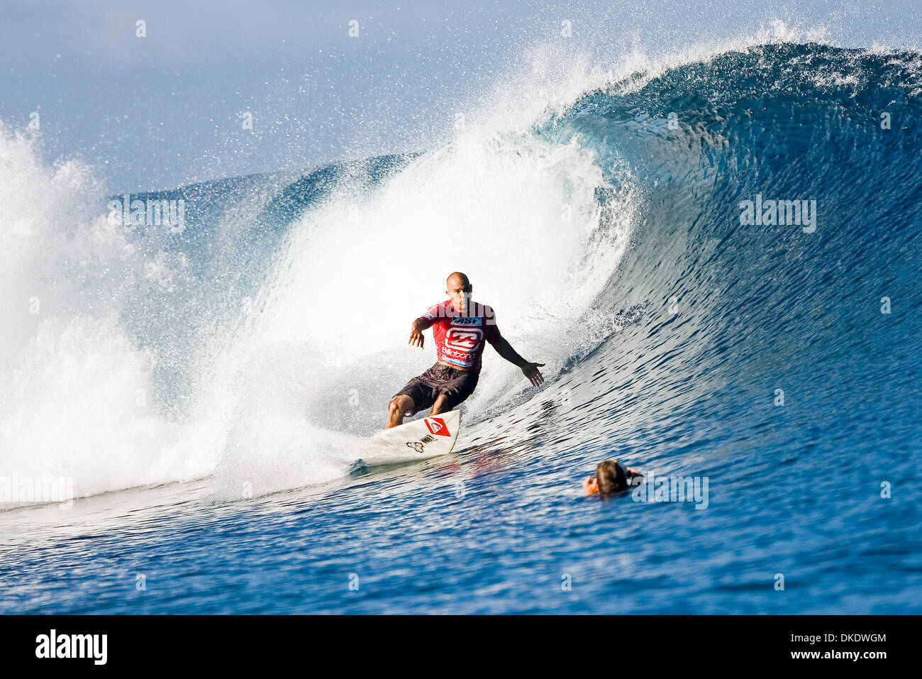 Kelly slater surfing teahupoo tahiti hi-res stock photography and ...