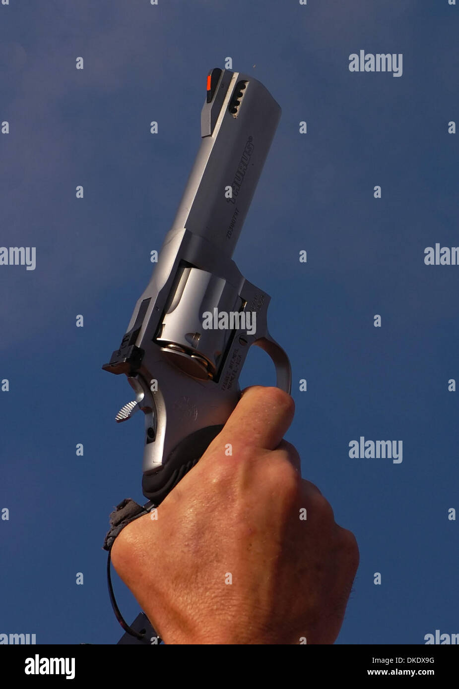 Starter pistol hi-res stock photography and images - Alamy