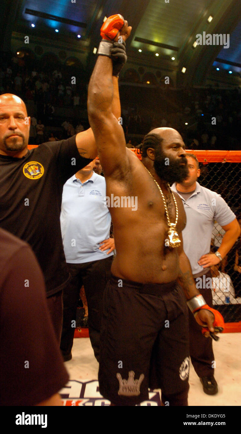 Kimbo slice hi-res stock photography and images - Alamy