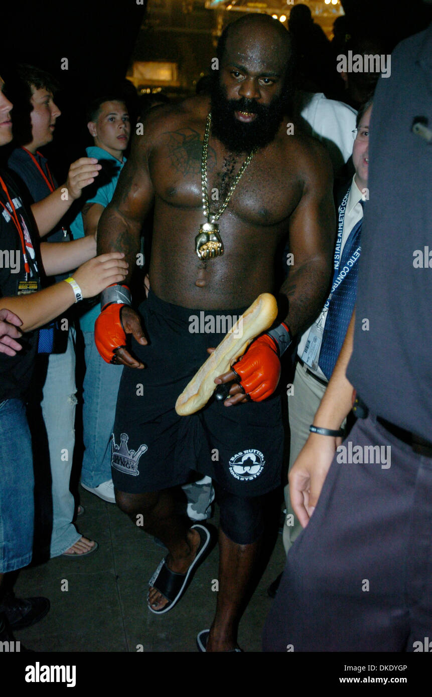 Kimbo slice hi-res stock photography and images - Alamy