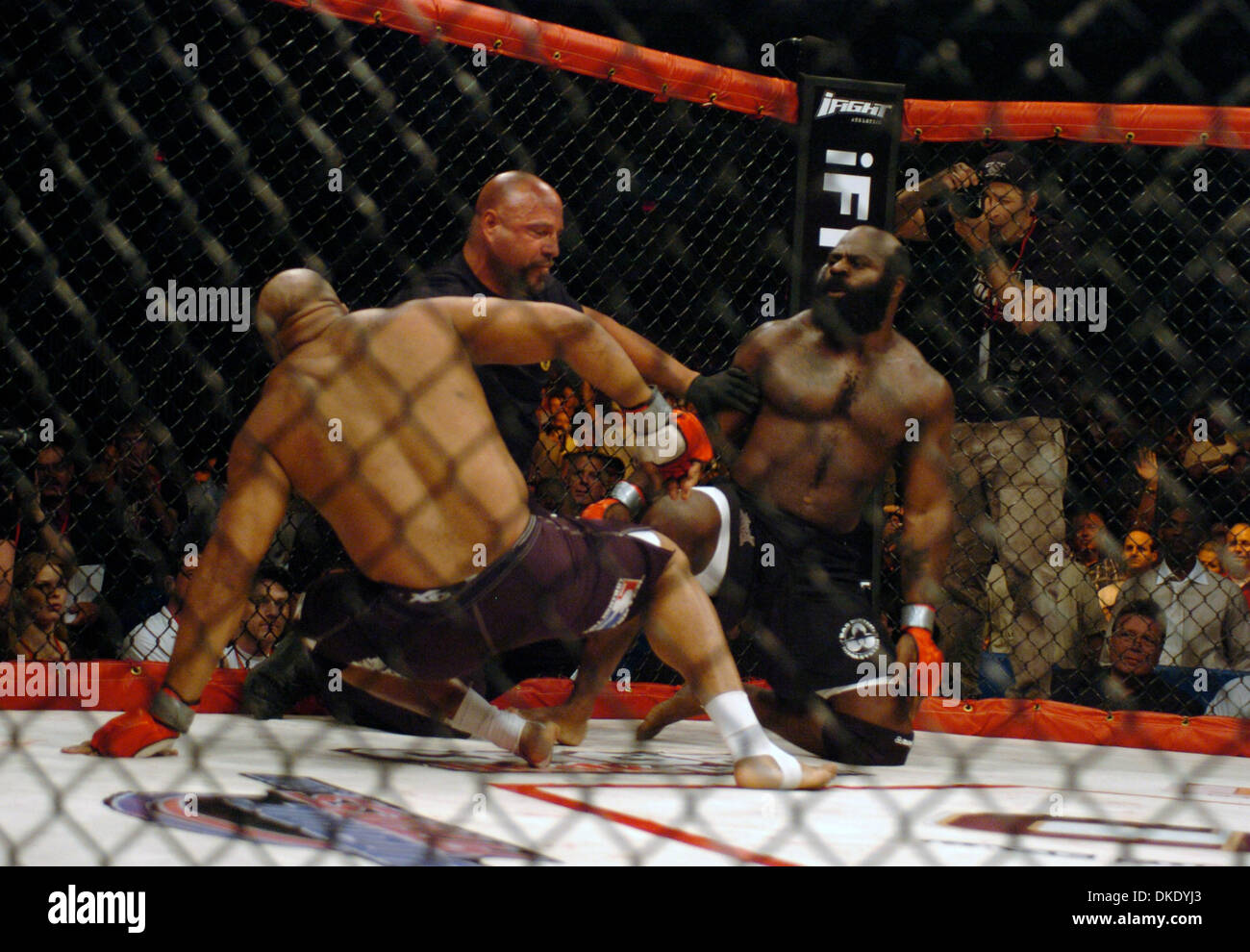 Kimbo slice fighting hi-res stock photography and images - Alamy