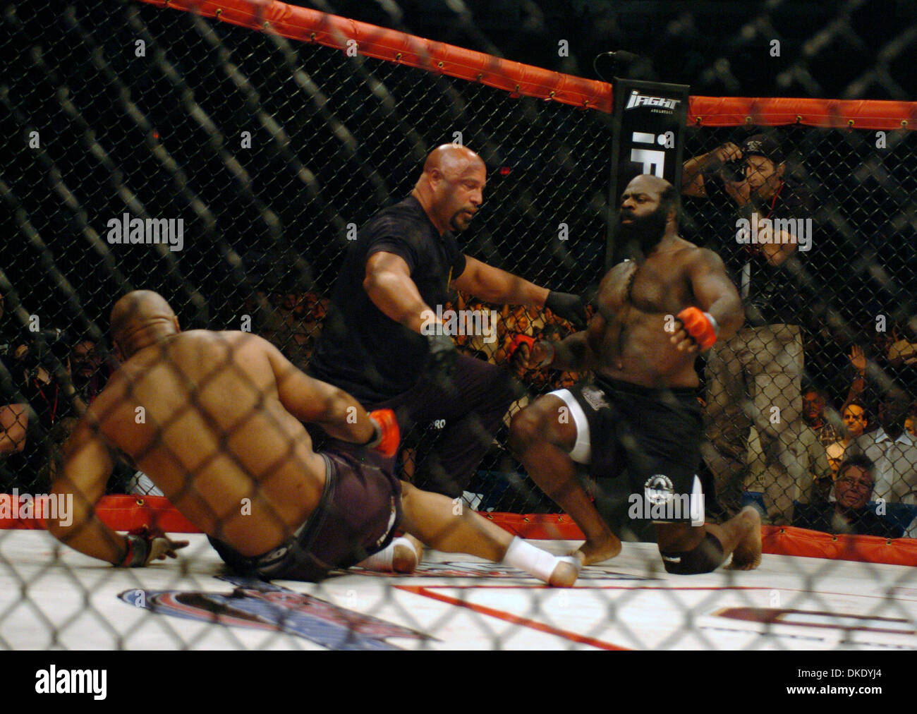 Kimbo slice fighting hi-res stock photography and images - Alamy