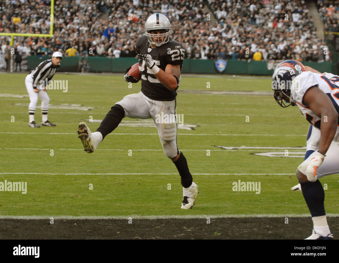 Oakland Raiders Justin Fargas high-steps into the end zone for a 4th ...