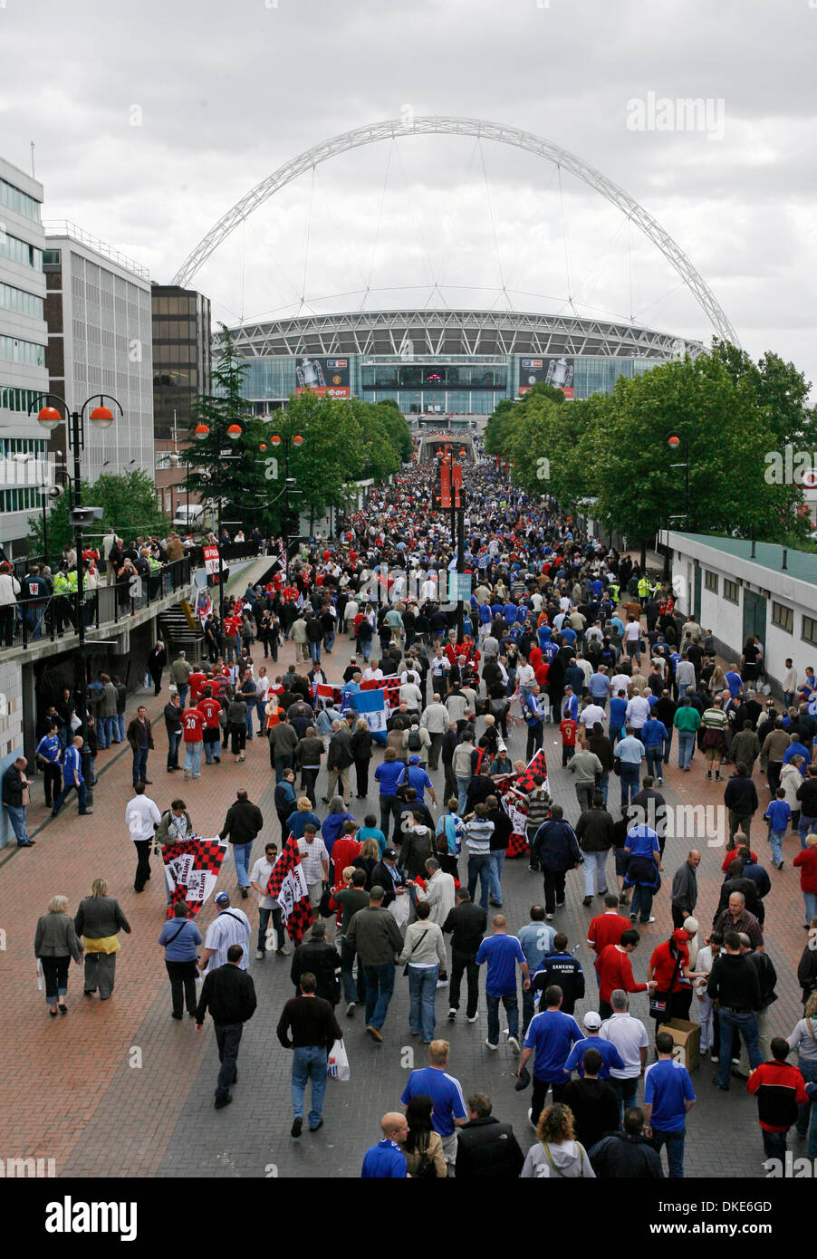 New wembley stadium fans hi-res stock photography and images - Alamy