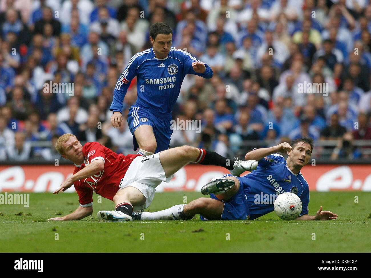 Chelsea's Wayne Bridge inbetween a Paul Scholes and Frank Lampard ...