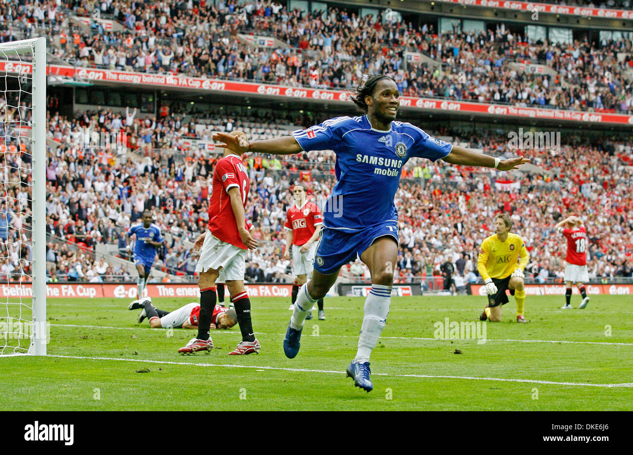 Didier Drogba celebrates scoring Chelsea's late winning goal.(Credit ...