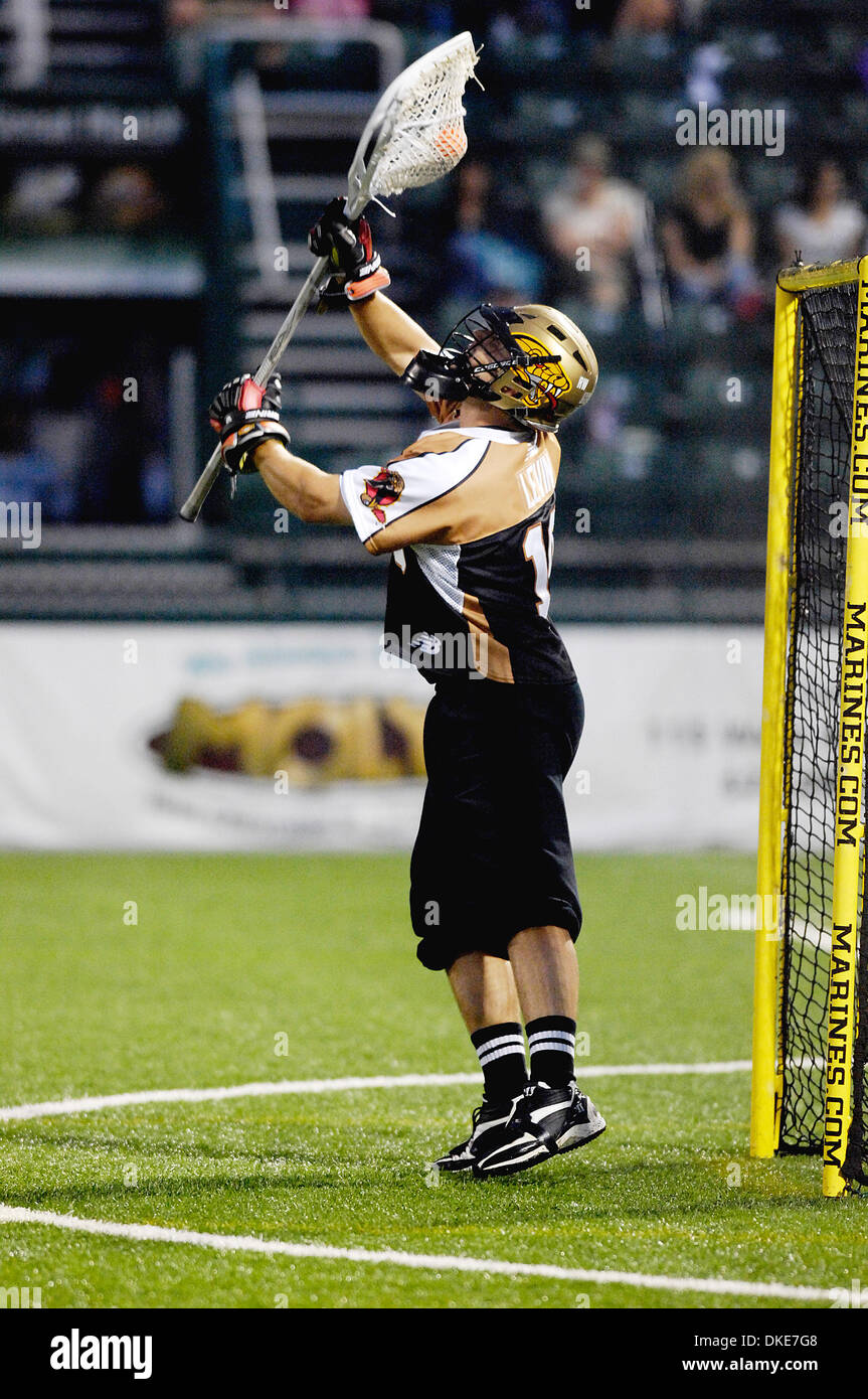 July 27, 2007: MLL - Rochester Rattler goalie Mike Levin takes practice ...