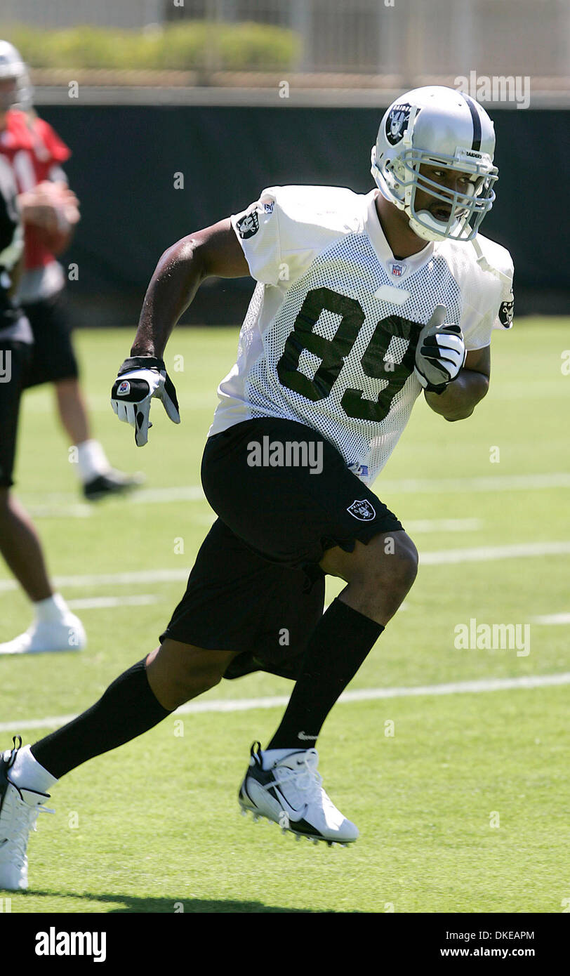 FRIDAY JULY 27, 2007 NAPA, CA. - Wide Receiver Ronald Curry runs ...